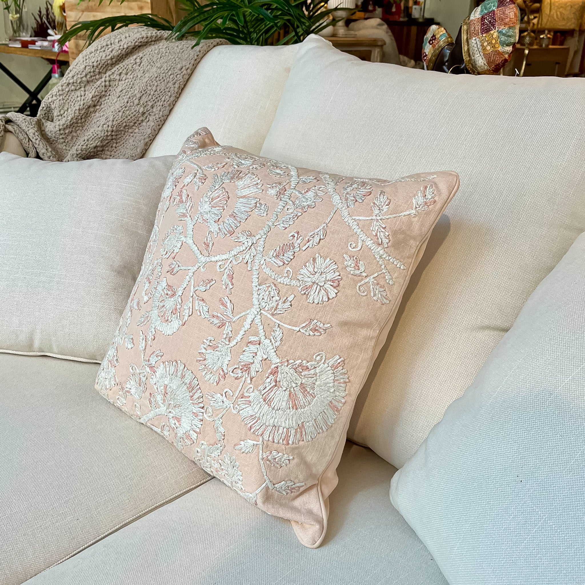 Cojín bordado rosa palo 50x15x50 – Petra Decora