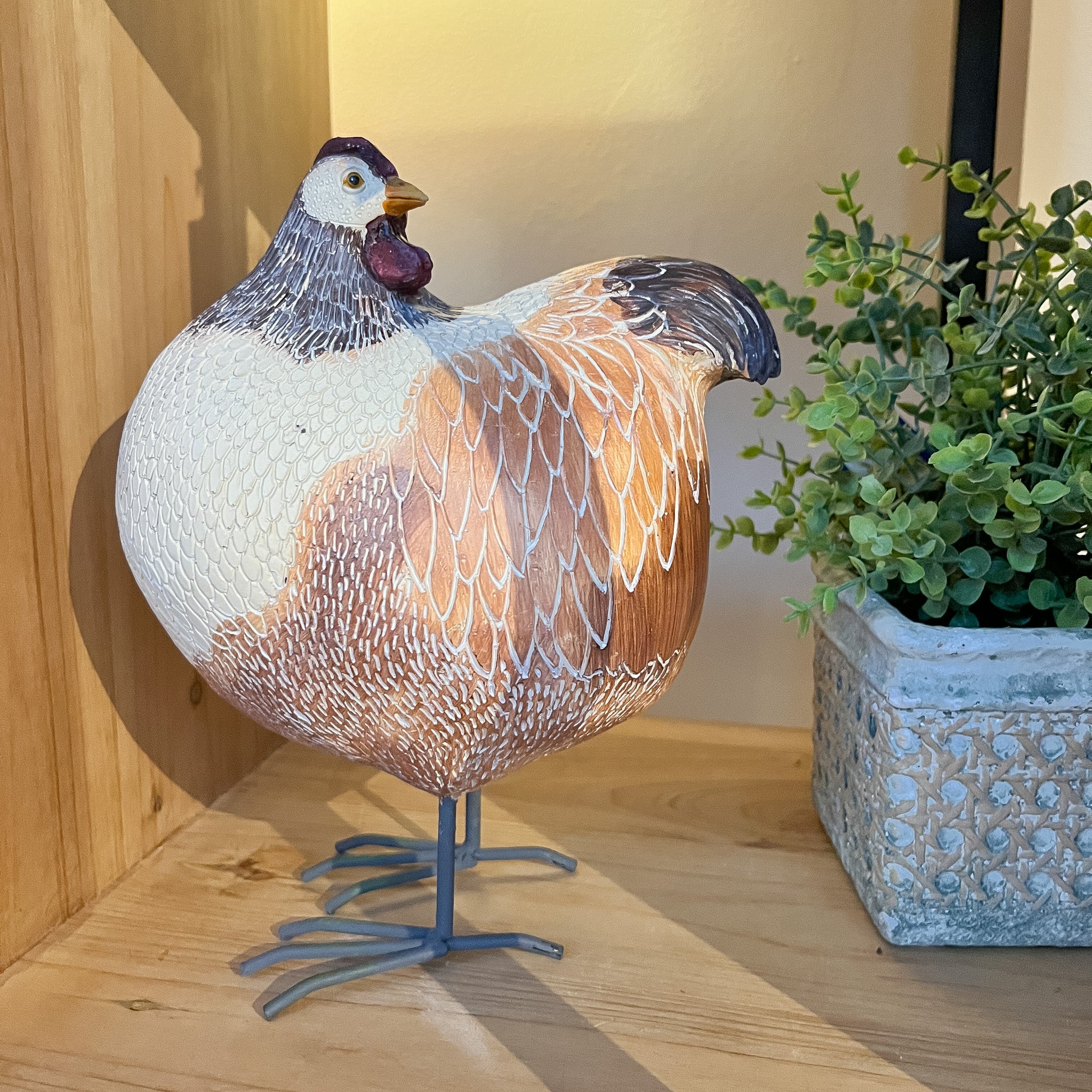 Figura gallina blanca de pie – Petra Decora