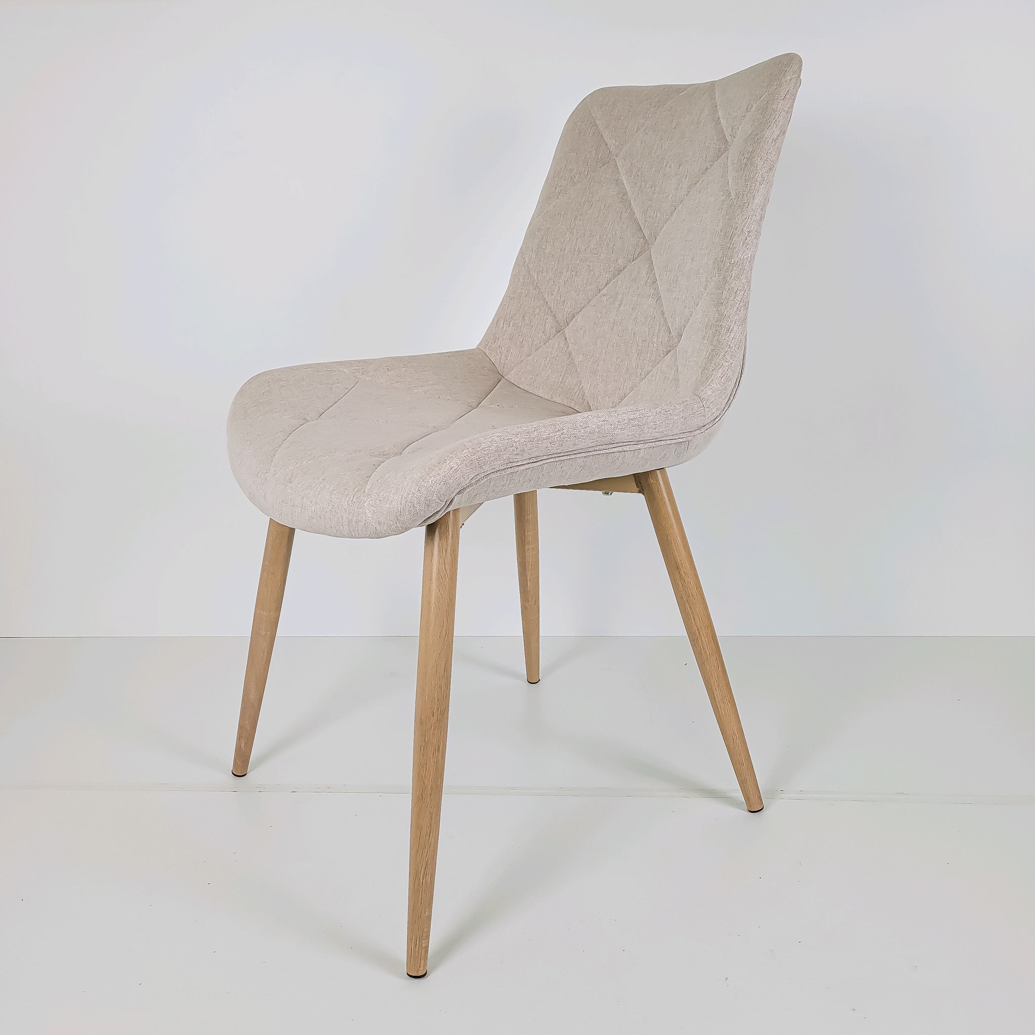 Silla beige tapizada comedor 61x53x83 – Petra Decora
